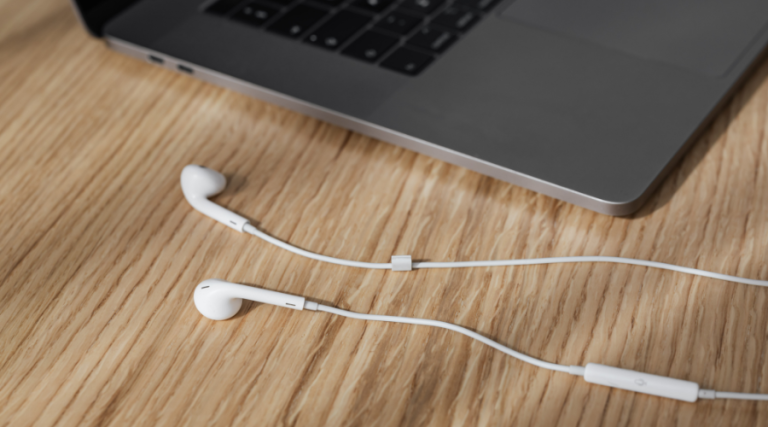 Waarom voelt de bass op een festival altijd anders dan wanneer je thuis ...